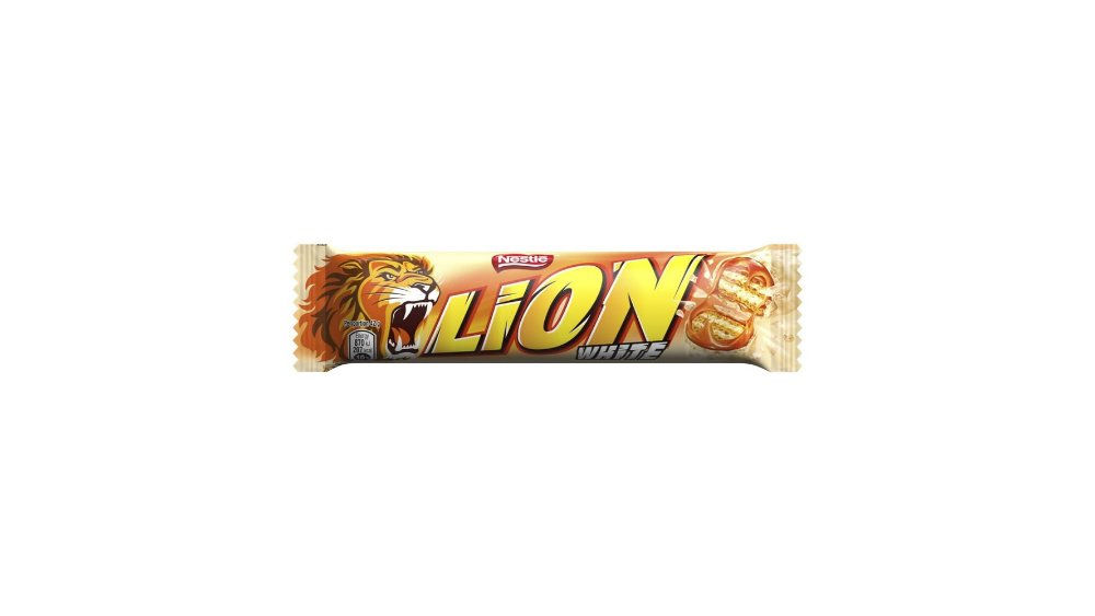 Baton de ciocolata alba cu crema cu caramel si napolitana Lion, 42 g ...